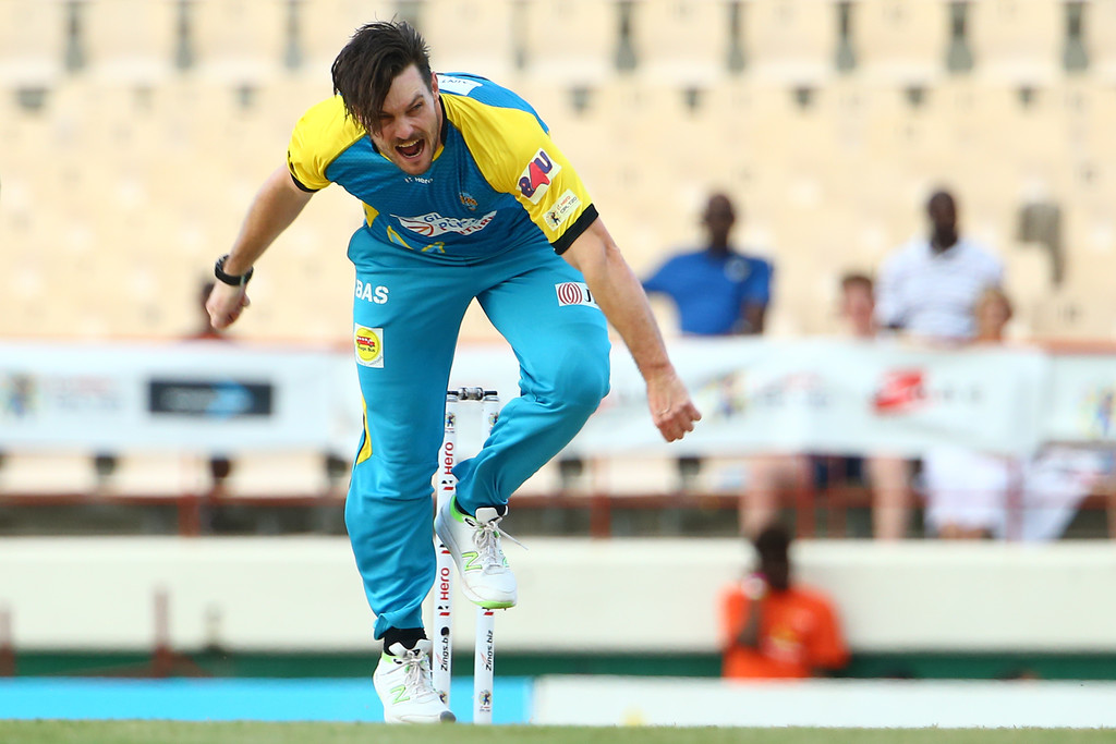 Mitchell McClenaghan inks deal with Sydney Thunder