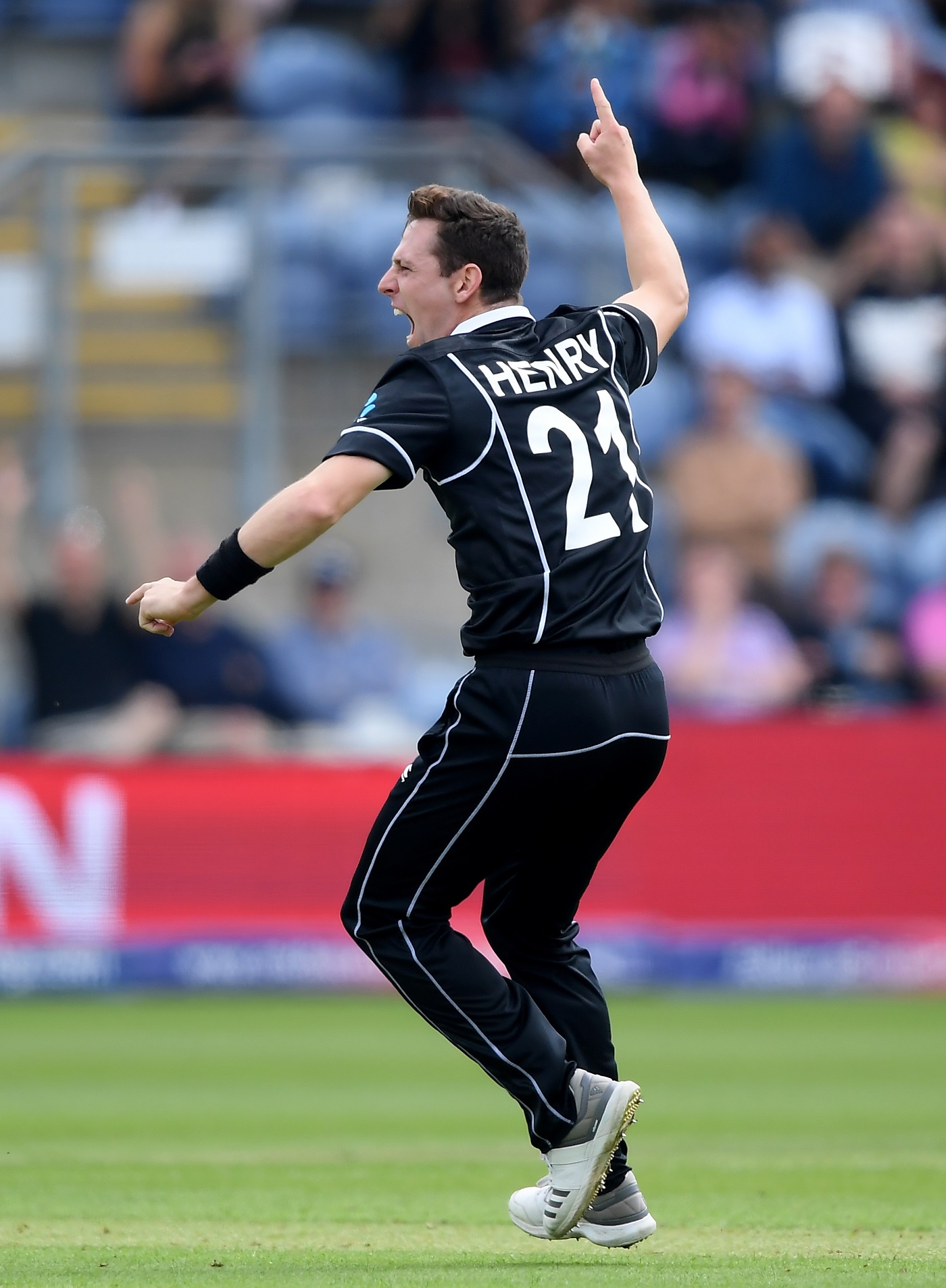 Matt Henry takes three as New Zealand crush Sri Lanka