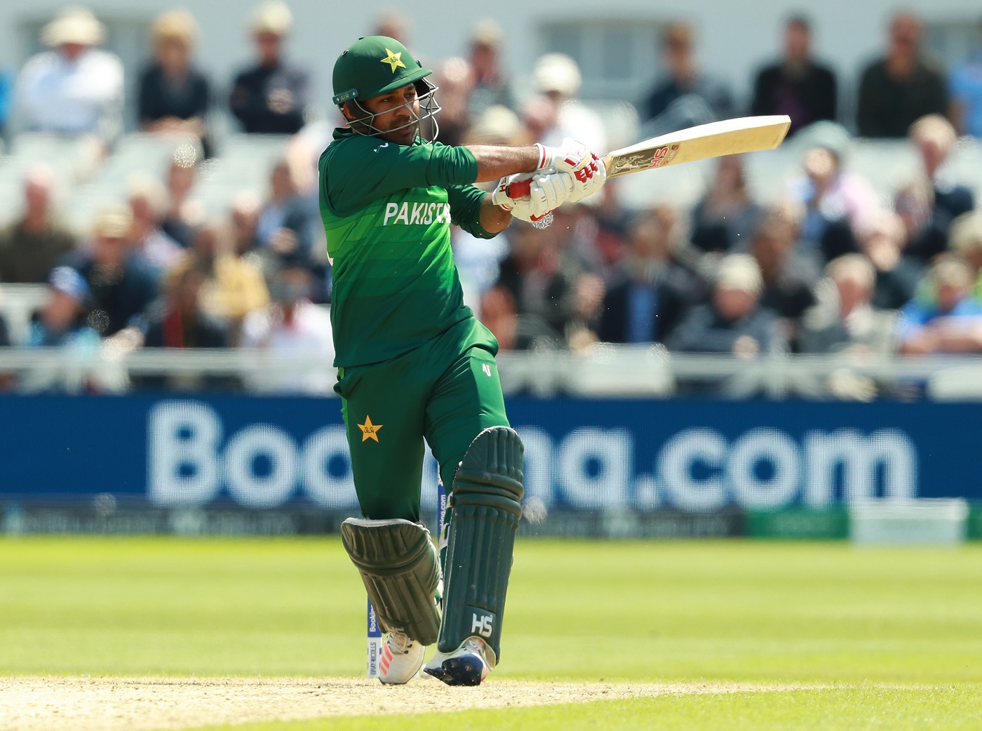What advice has Sarfaraz Ahmed given to young players in Pakistan?