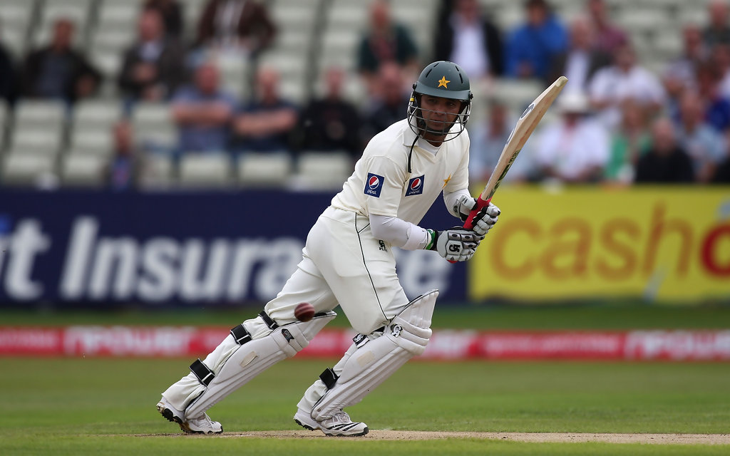 Who did Imran Farhat dedicate his 15,000 first-class runs to?